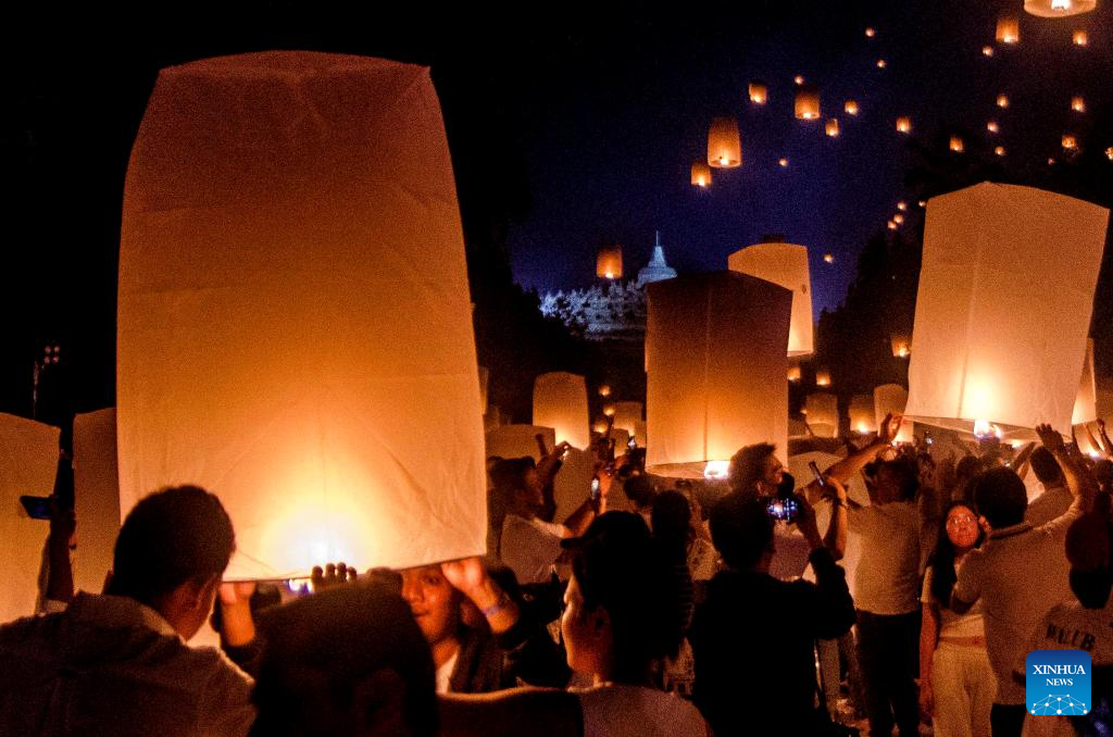 People release sky lanterns during Vesak Day celebration in Indonesia-Xinhua