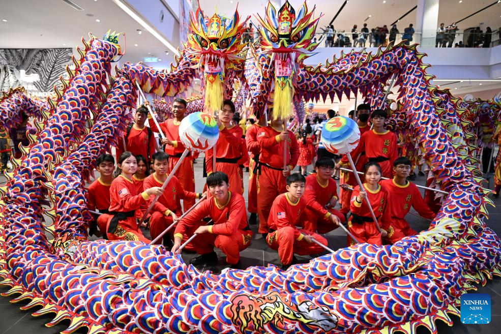 Dragon dance performance held in Malaysia-Xinhua