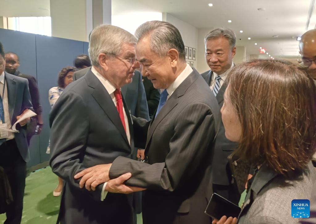Chinese FM meets IOC president in New York-Xinhua