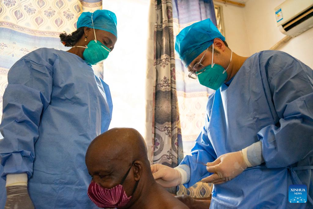 Chinese doctor performs acupuncture therapy in Central African Republic-Xinhua