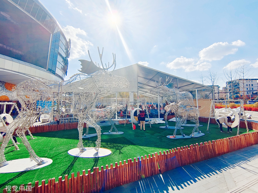 Visitors enjoy ice skating at outdoor ice rink in Shanghai-Xinhua