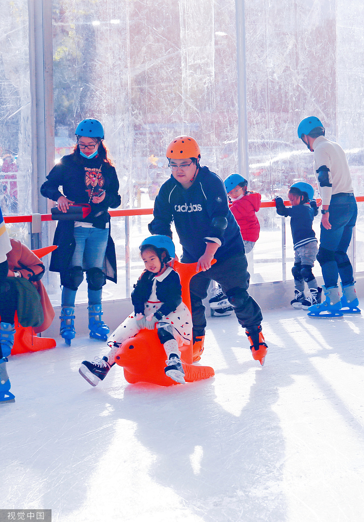 Visitors enjoy ice skating at outdoor ice rink in Shanghai-Xinhua