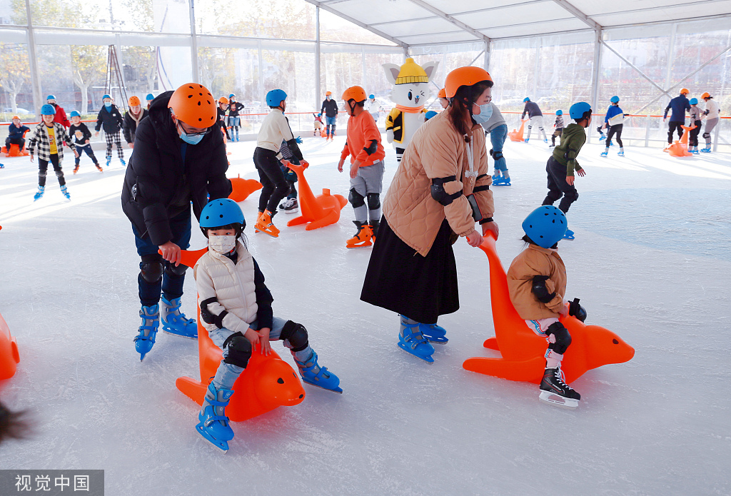 Visitors enjoy ice skating at outdoor ice rink in Shanghai-Xinhua