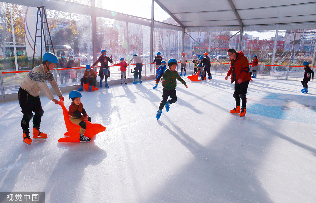 Visitors enjoy ice skating at outdoor ice rink in Shanghai-Xinhua