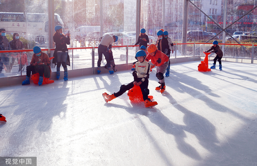 Visitors enjoy ice skating at outdoor ice rink in Shanghai-Xinhua