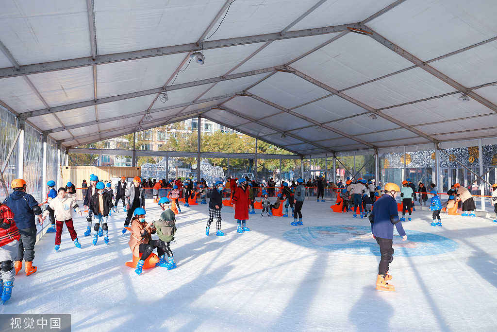 Visitors enjoy ice skating at outdoor ice rink in Shanghai-Xinhua