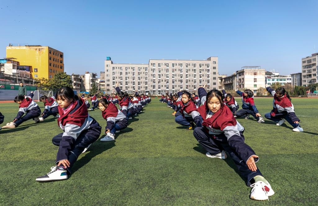 Colorful P.E. classes for students in winter-Xinhua