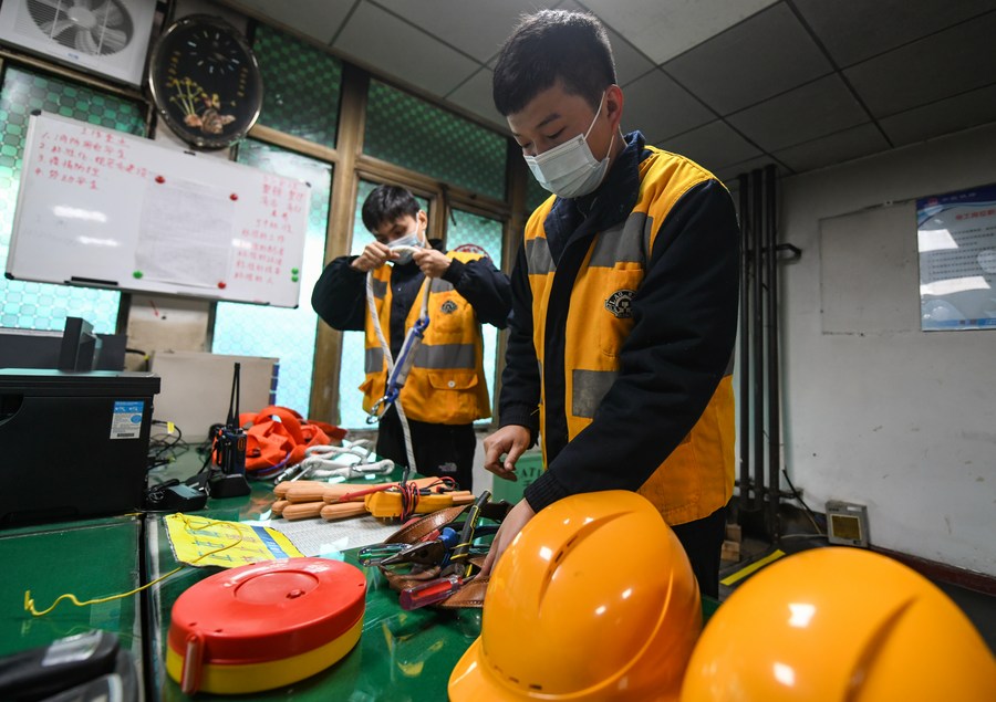 Electricians on duty at Chengdu Railway Station during Spring Festival ...