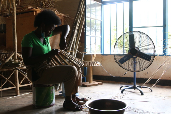 (Hello Africa) Chinese train Rwandan youth in bamboo craft-Xinhua