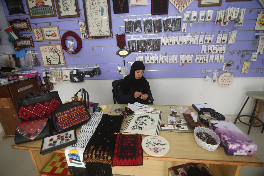 Mideast in Pictures: Palestinian embroidery, cherished cultural ...