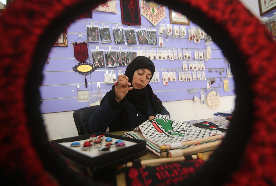 Mideast in Pictures: Palestinian embroidery, cherished cultural ...