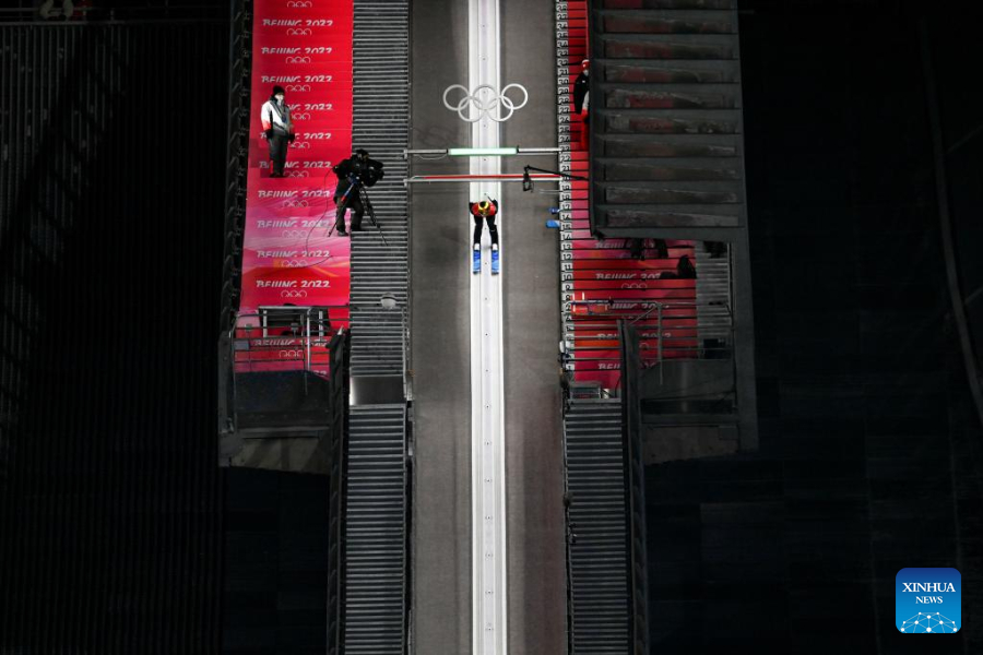 Lindvik regains Norway's glory in men's ski jumping at Beijing 2022-Xinhua