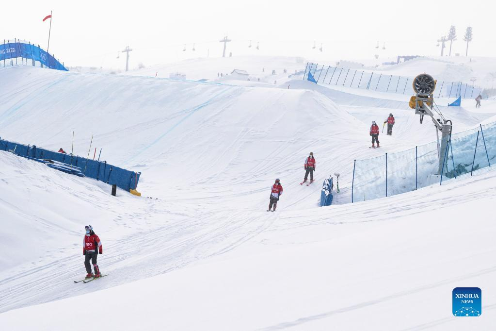 Staff members maintain course in snow for Beijing 2022 -Xinhua