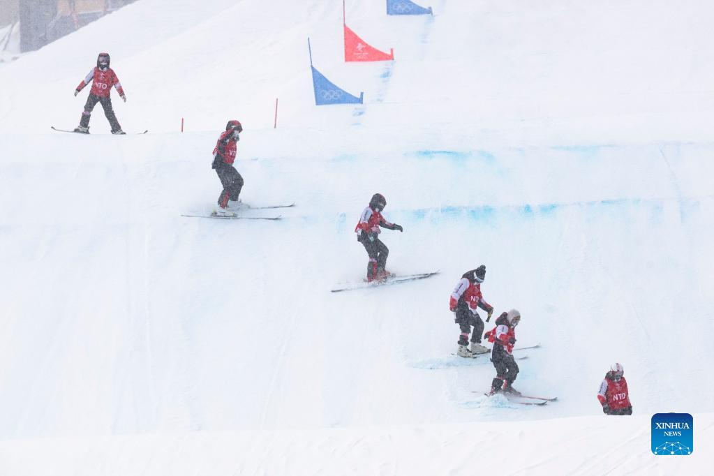 Staff members maintain course in snow for Beijing 2022 -Xinhua