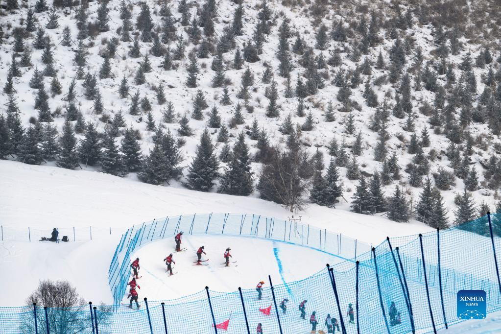 Staff members maintain course in snow for Beijing 2022 -Xinhua