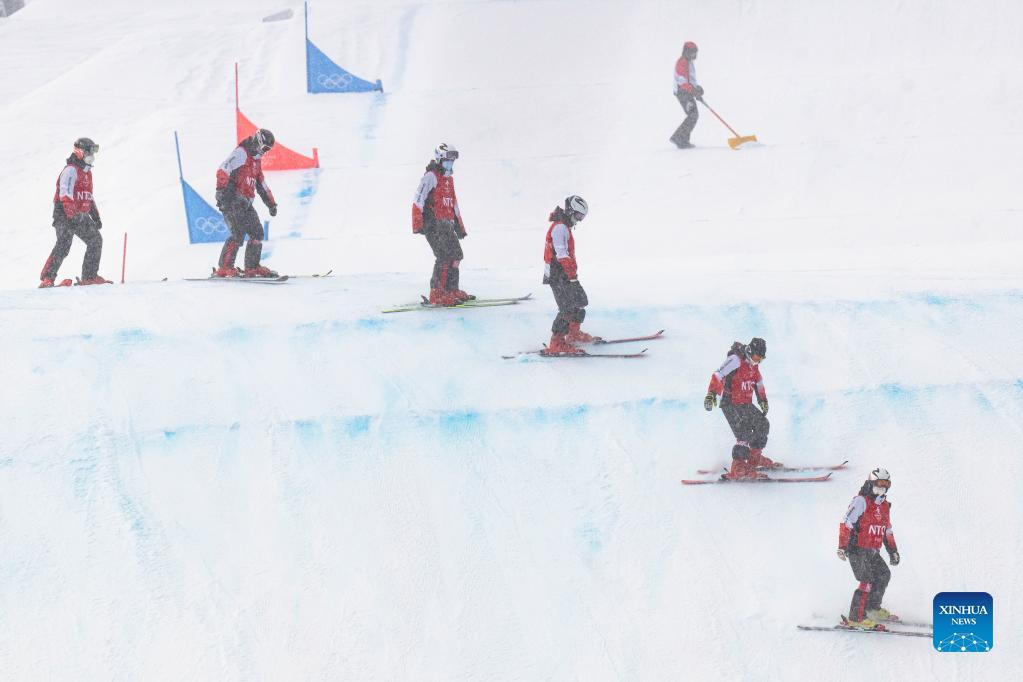 Staff members maintain course in snow for Beijing 2022 -Xinhua