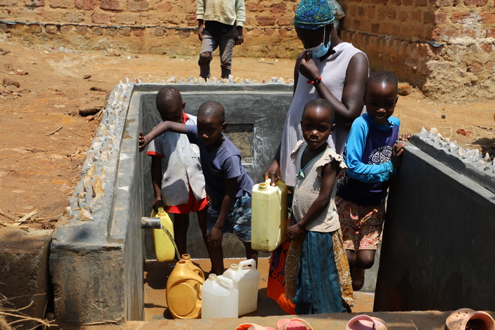 (Hello Africa) Clean water access in Ugandan slum brings together ...