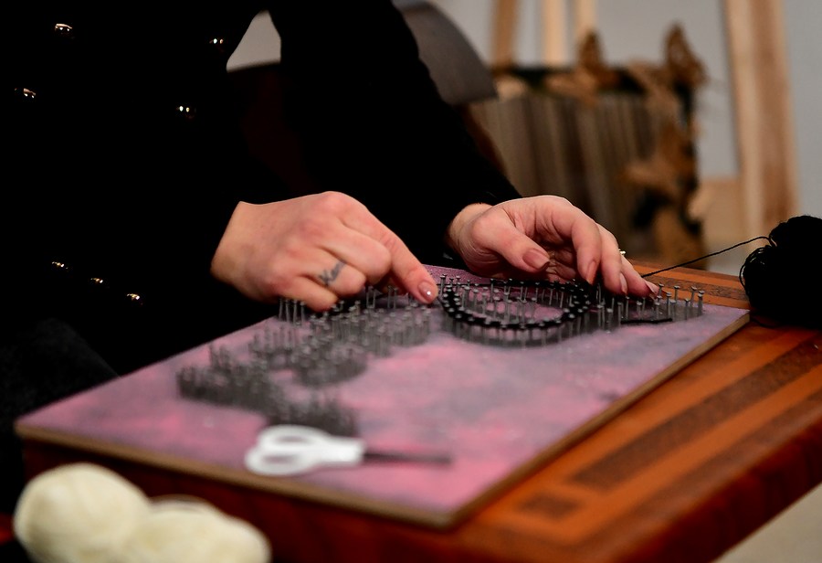 Syrian mother revives old pin, thread art-Xinhua