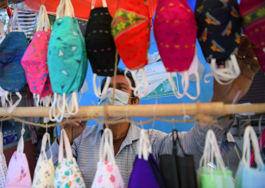 Asia Album: A glimpse of roadside mask shops in India-Xinhua
