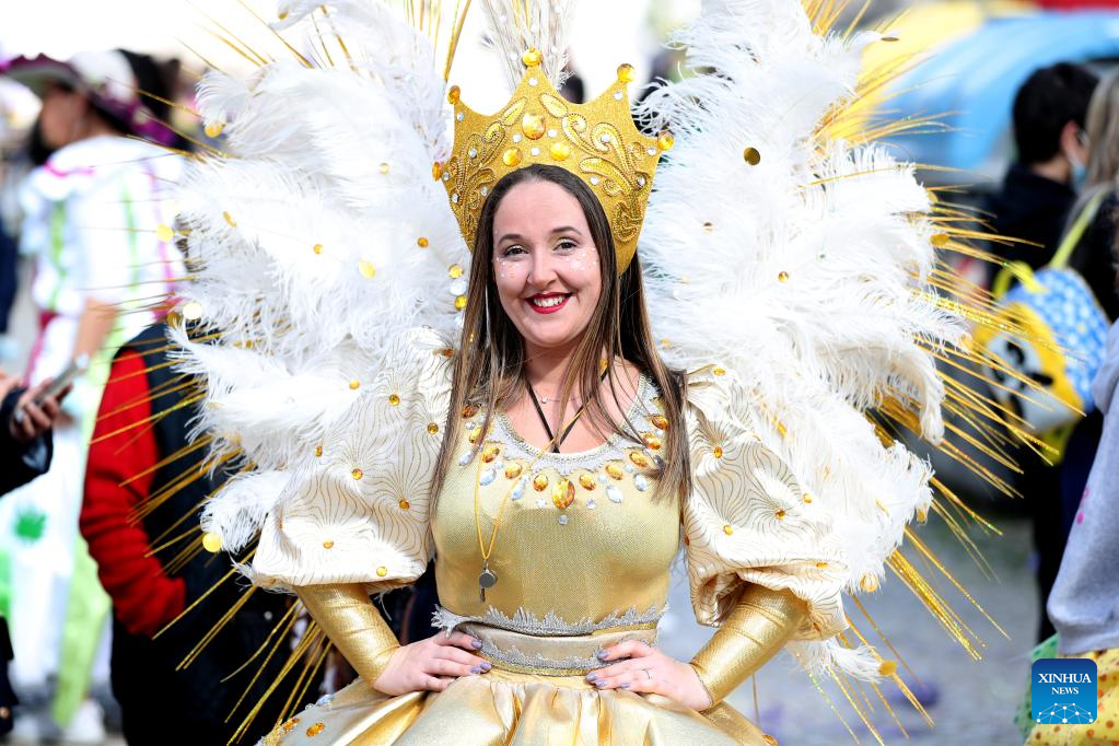 People take part in carnival parade in Lisbon-Xinhua