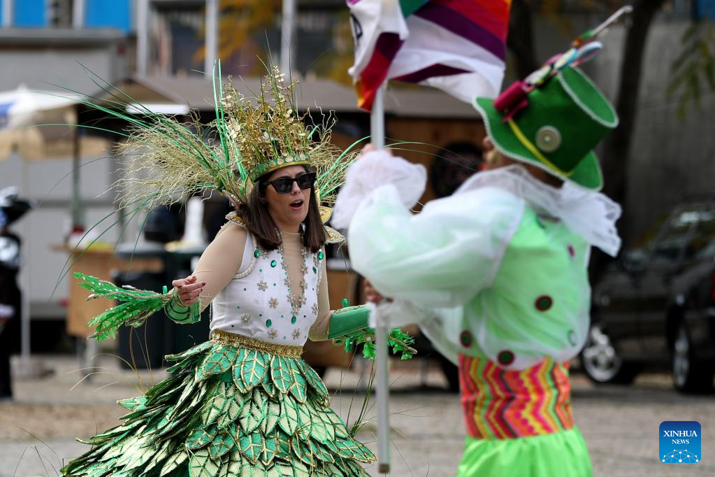 People take part in carnival parade in Lisbon-Xinhua