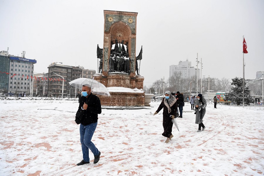 Heavy snowfall disrupts traffic around Turkey's Istanbul-Xinhua
