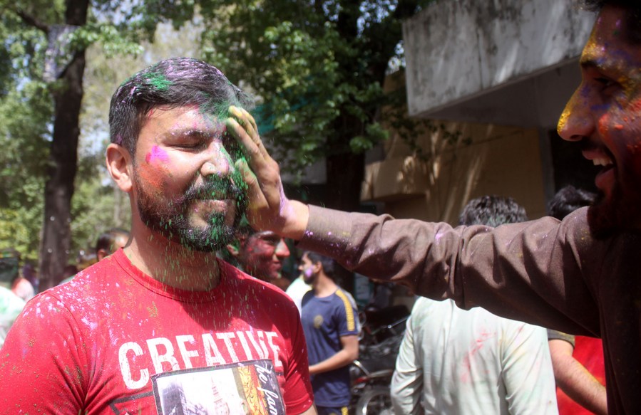Asia Album: Joyous color fight celebrating spring in Pakistan-Xinhua