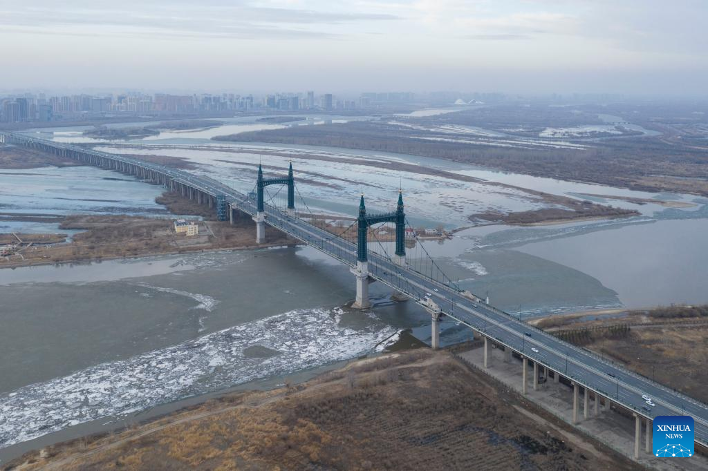 Ice flow occurs in Harbin section of Songhua River in NE China-Xinhua