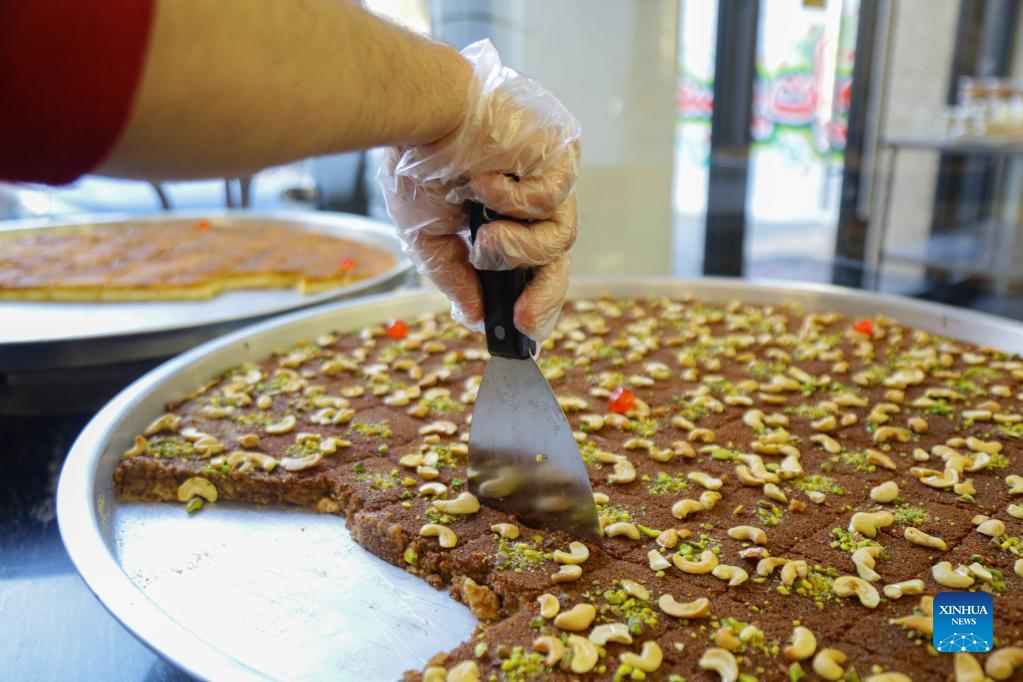 Staff members prepare traditional sweets during holy month of Ramadan ...