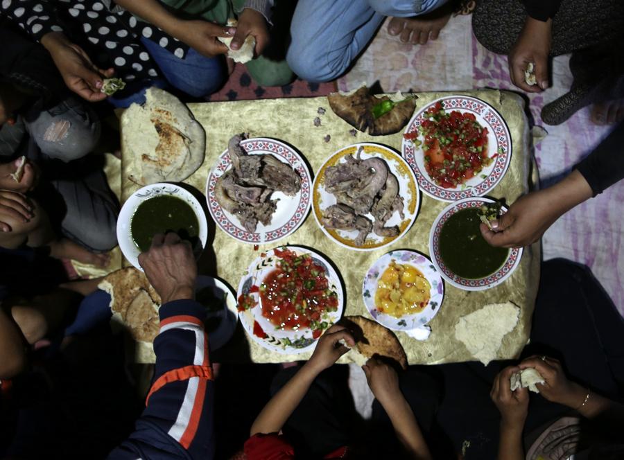 Mideast in Pictures: Palestinians' iftar in Gaza-Xinhua