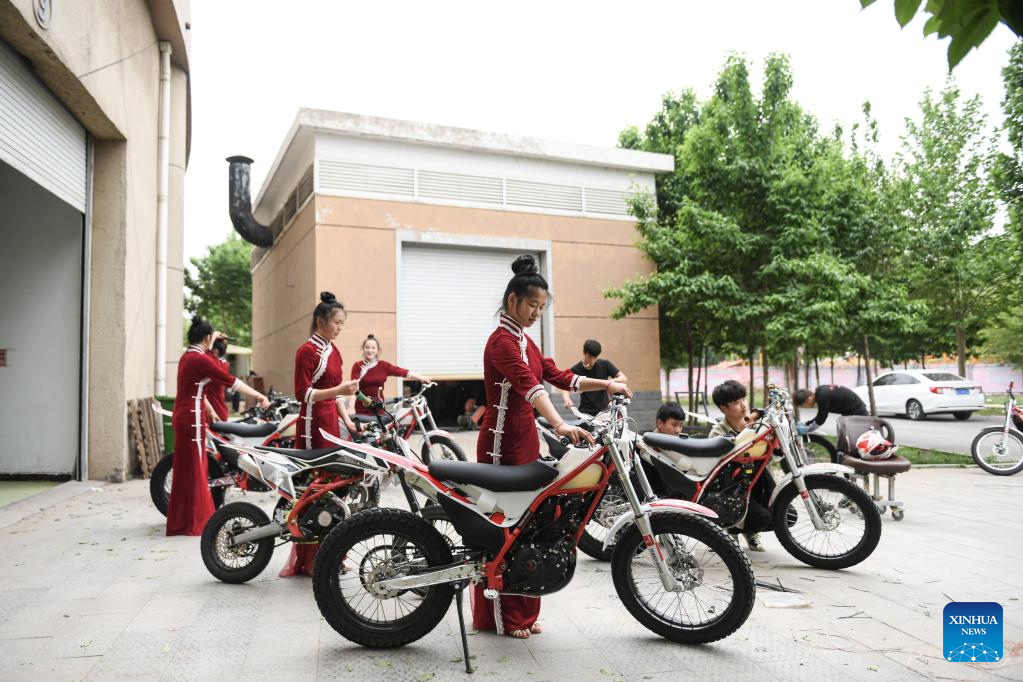 Female acrobatic motorcycle team endeavor to break world record-Xinhua