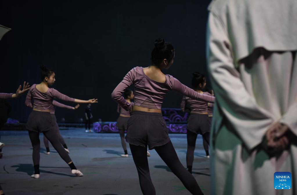 Female acrobatic motorcycle team endeavor to break world record-Xinhua