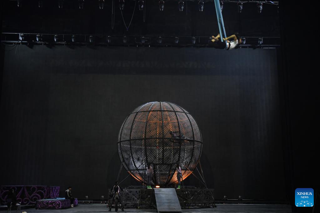 Female acrobatic motorcycle team endeavor to break world record-Xinhua