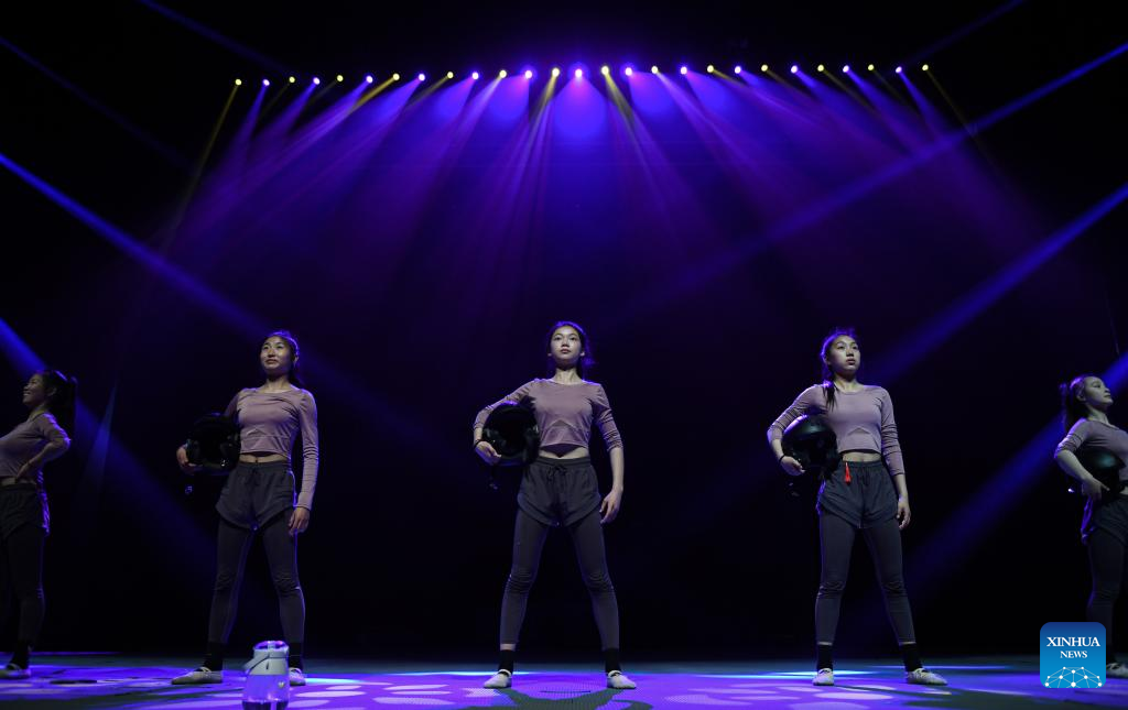 Female acrobatic motorcycle team endeavor to break world record-Xinhua