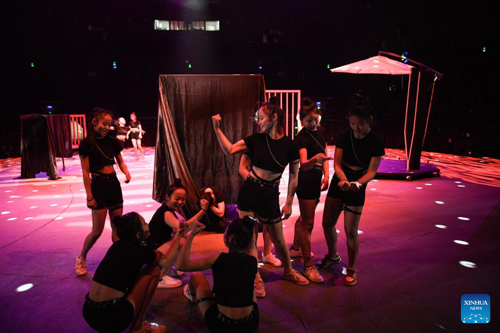 Female acrobatic motorcycle team endeavor to break world record-Xinhua