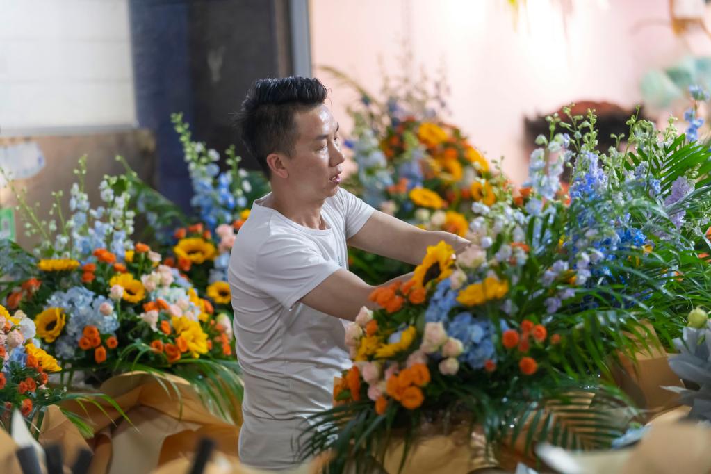 China's largest fresh cut flower trading market develops night economy ...