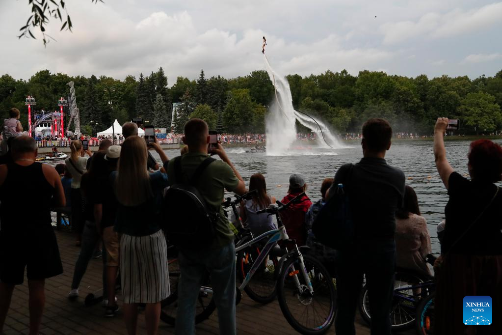 People enjoy performances during hydroflight festival in Moscow-Xinhua