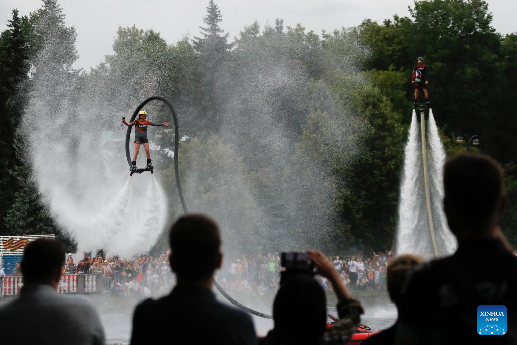 People enjoy performances during hydroflight festival in Moscow-Xinhua