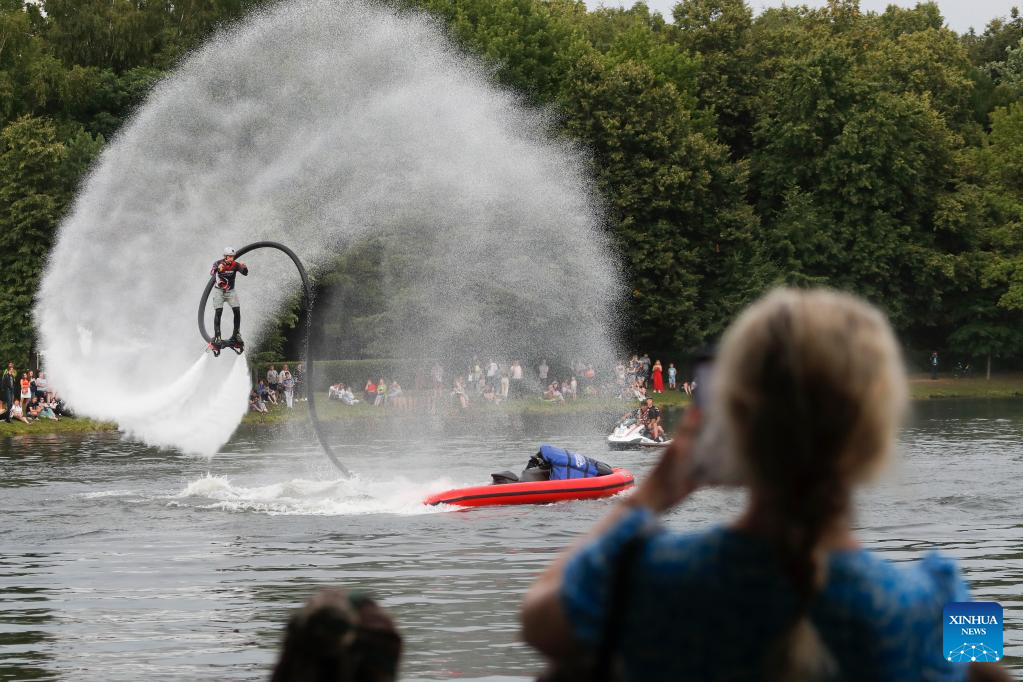 People enjoy performances during hydroflight festival in Moscow-Xinhua
