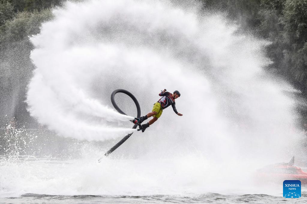 People enjoy performances during hydroflight festival in Moscow-Xinhua