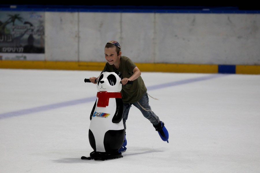 Mideast in Pictures: Israeli children having fun at spring, ice rink ...