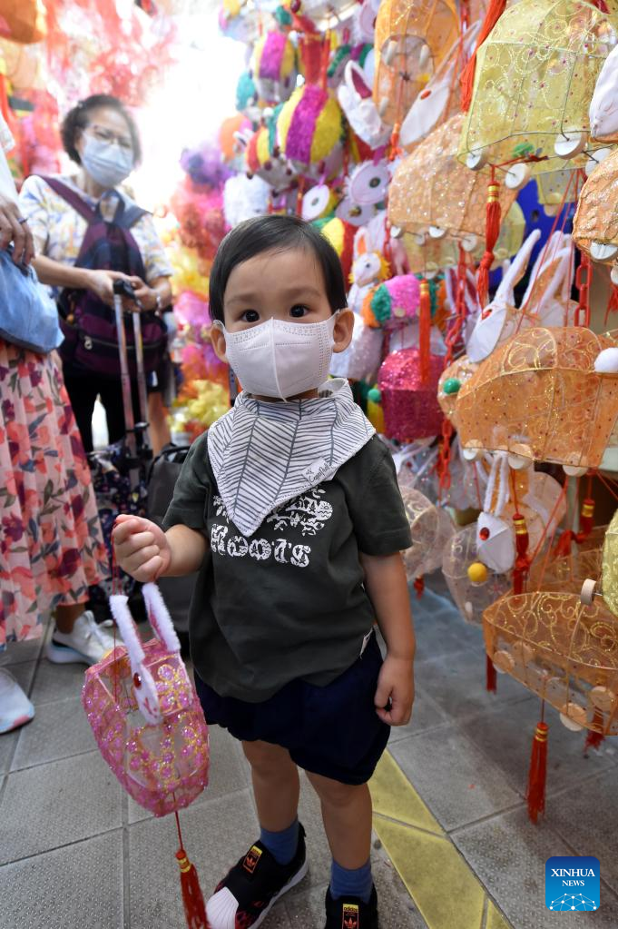 People select lanterns in celebration of upcoming Mid-Autumn Festival ...