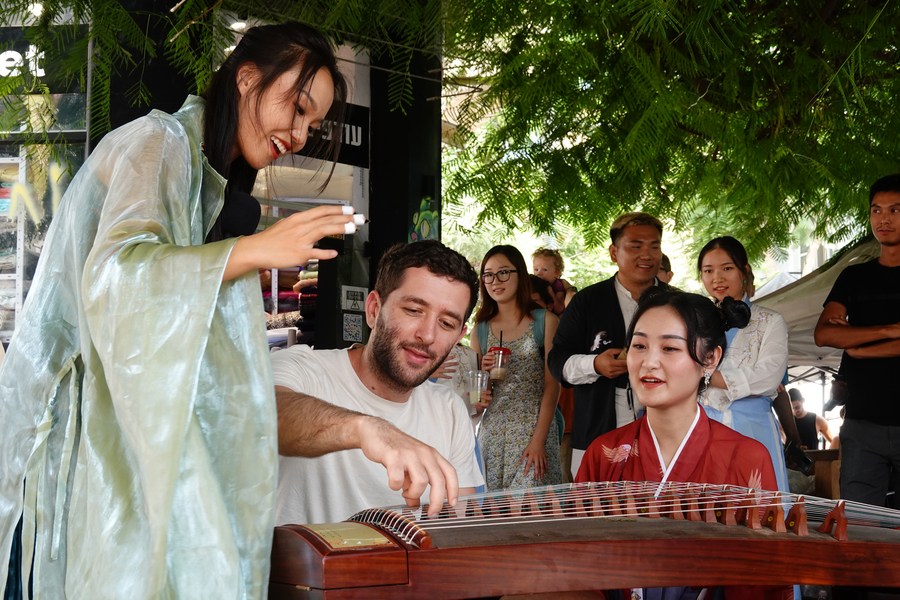 Mideast in Pictures: Chinese folk music resounds thru Israeli street-Xinhua