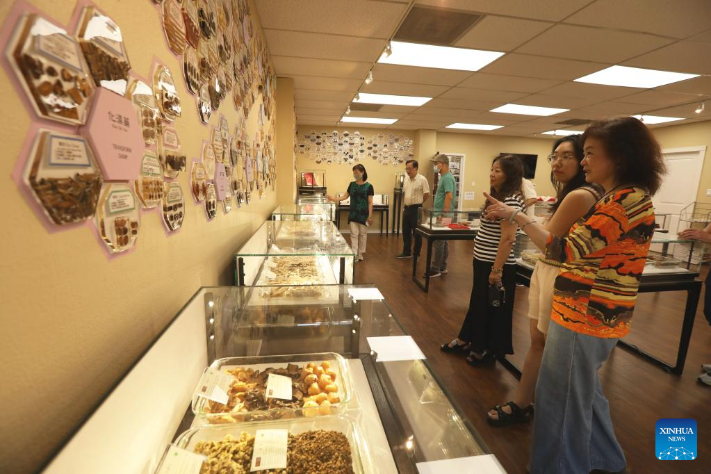 People visit traditional Chinese Herbal Medicine Hall in San Francisco ...