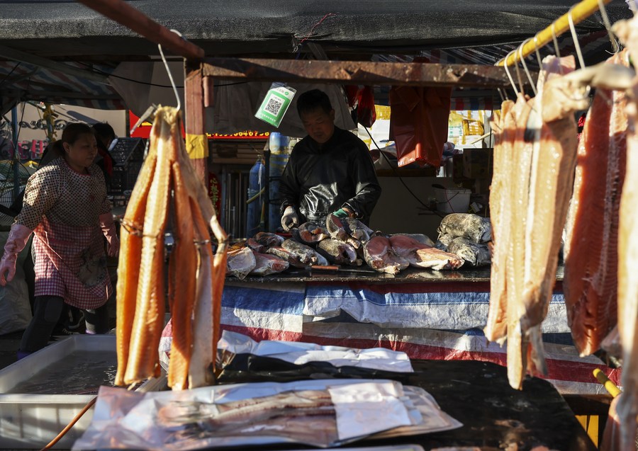 In pics: Fish trade in China's easternmost city-Xinhua