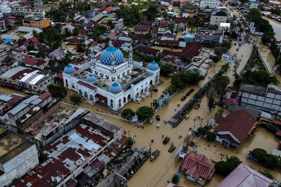 Asia Album: Residents in Aceh, Indonesia evacuate as flood inundates ...