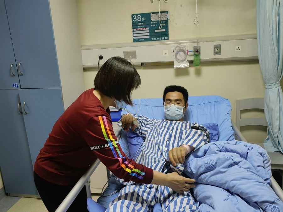 In pics: Sichuan earthquake hero discharged from hospital-Xinhua