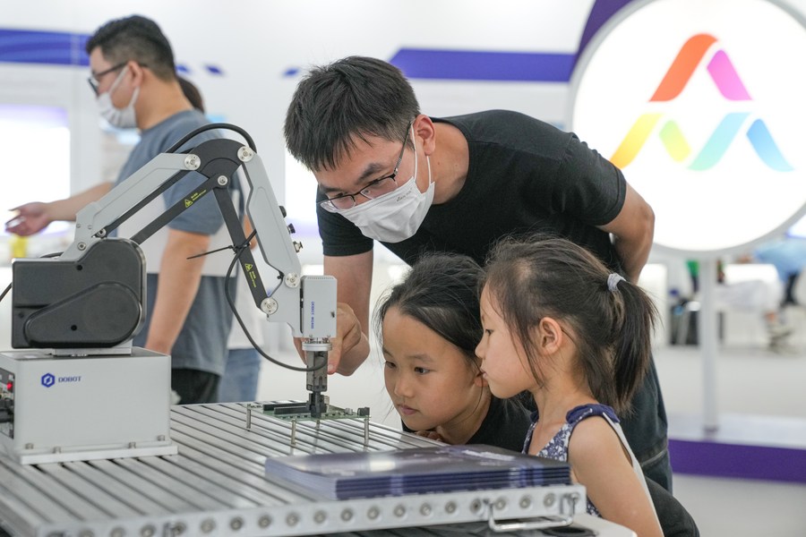China's innovation index up 8 pct in 2021-Xinhua