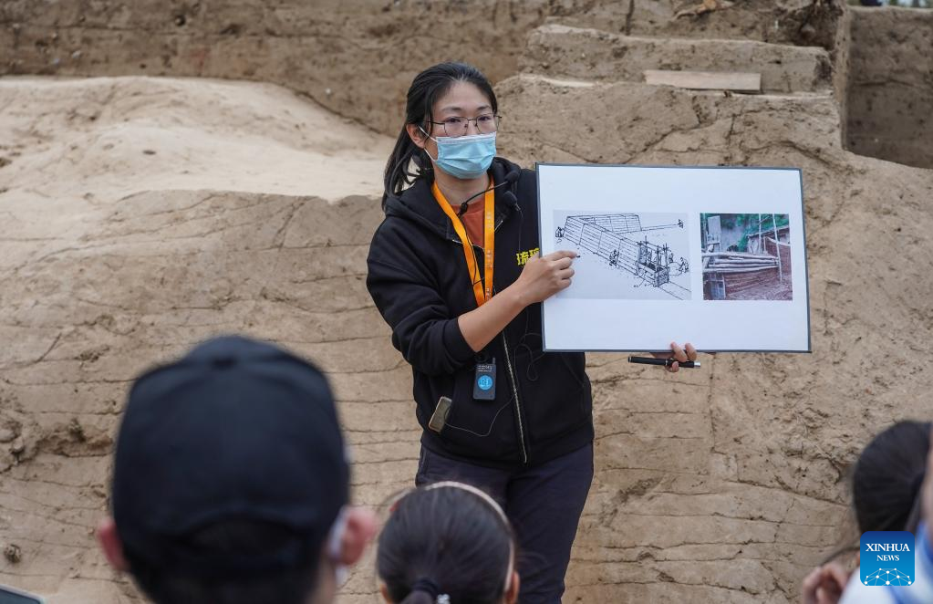 Families attend archaeological tour during Beijing Public Archaeology ...