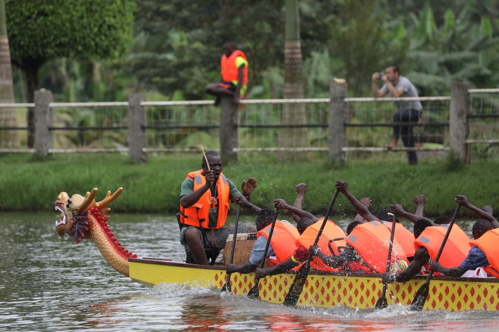 (Hello Africa) Uganda, China celebrate growing ties with dragon boat race-Xinhua